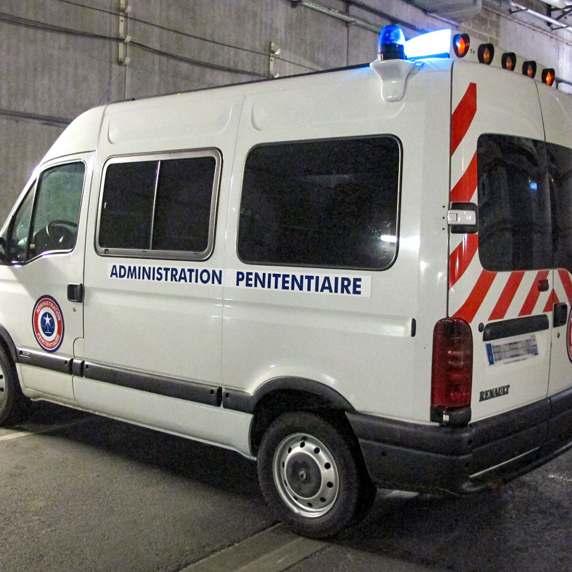 Polycarbonate safety glazing for law enforcement vehicles